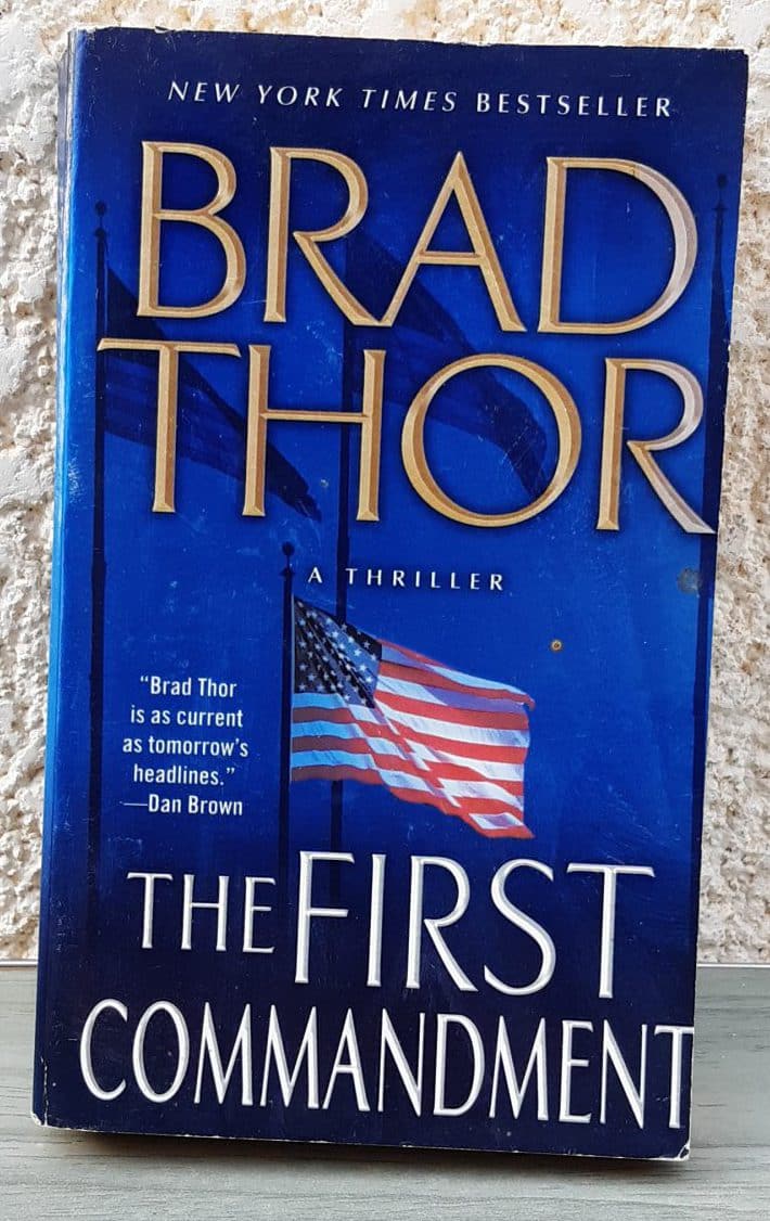 The First Commandment: A Thriller - עמותת ספרים ומצילים